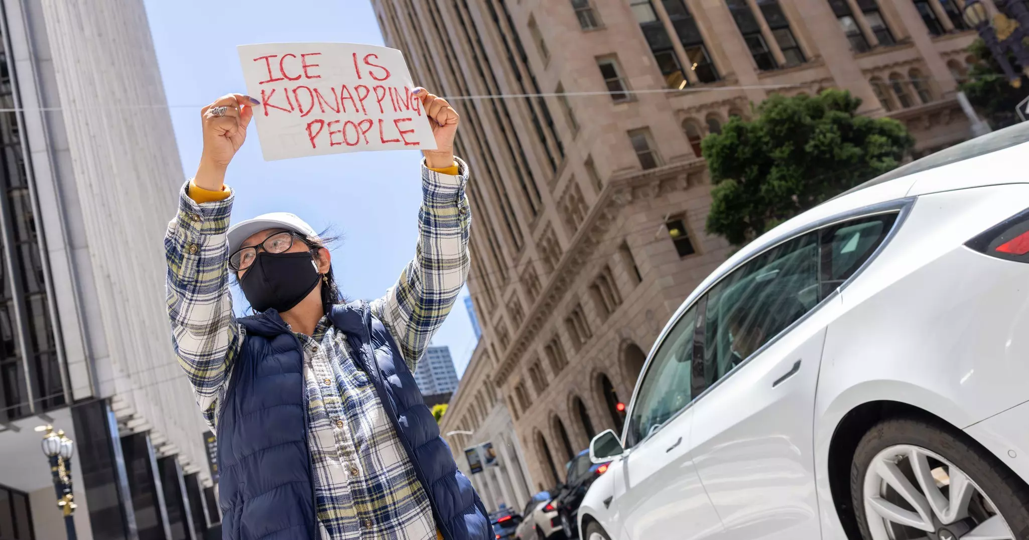 Video: Protesters cling to ICE van in chaotic scene outside immigration ...