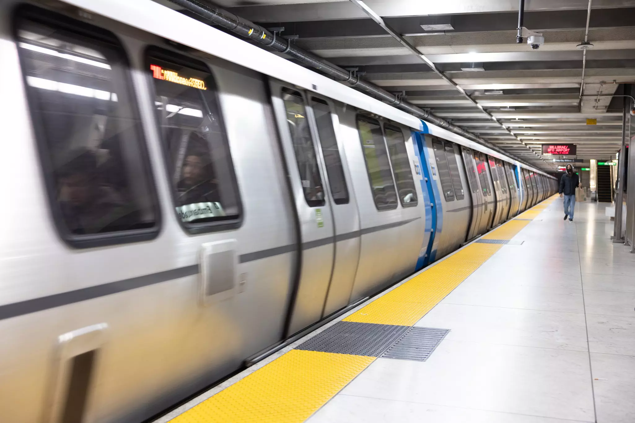 BART service resumes after person in Transbay Tube halts travel