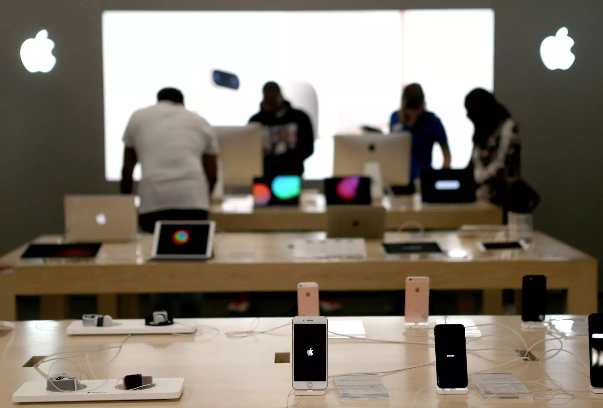 Viral video Apple Store thief stole $250K in goods from another Apple ...