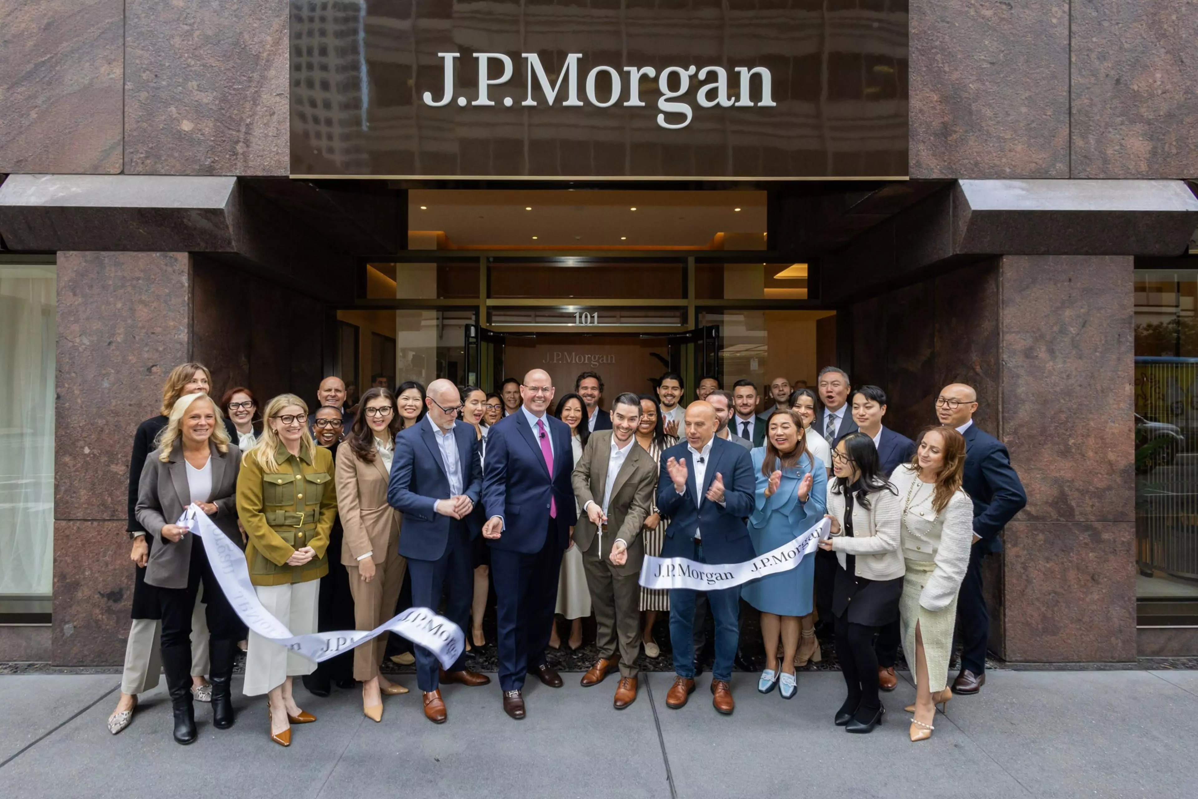 JPMorgan opens downtown branch for the ultra-rich as banks close across SF