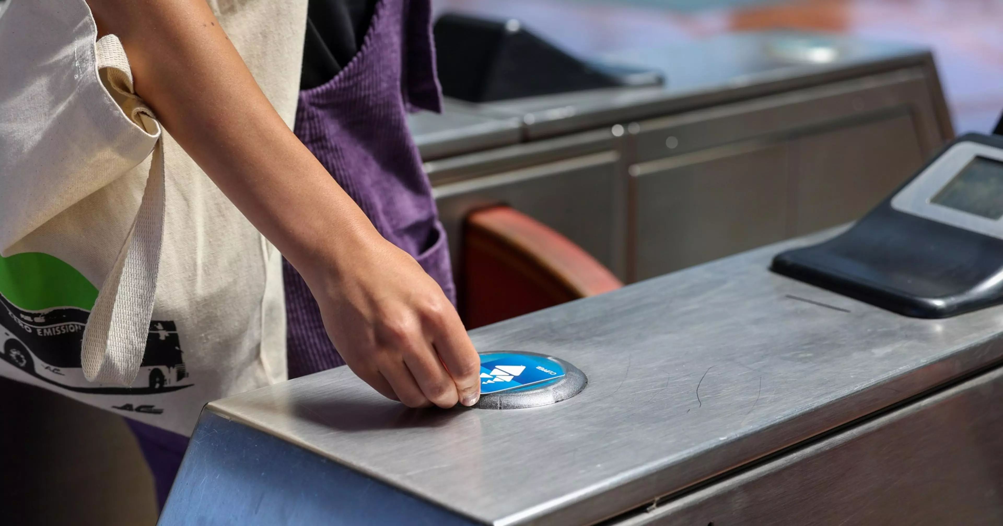 BART is (finally) rolling out contactless payment