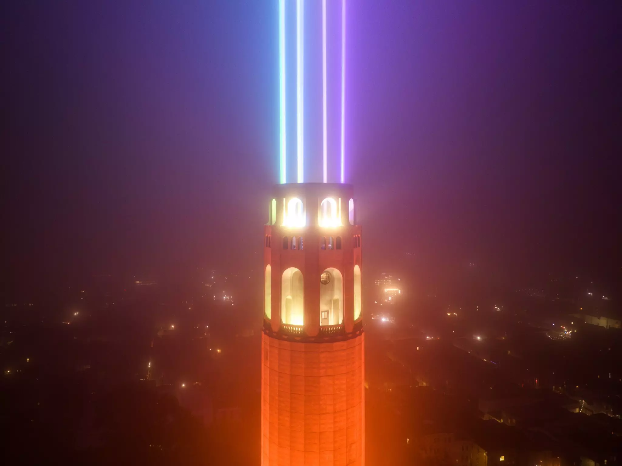 8 stunning photos show Coit Tower lasers pierce San Francisco fog at night