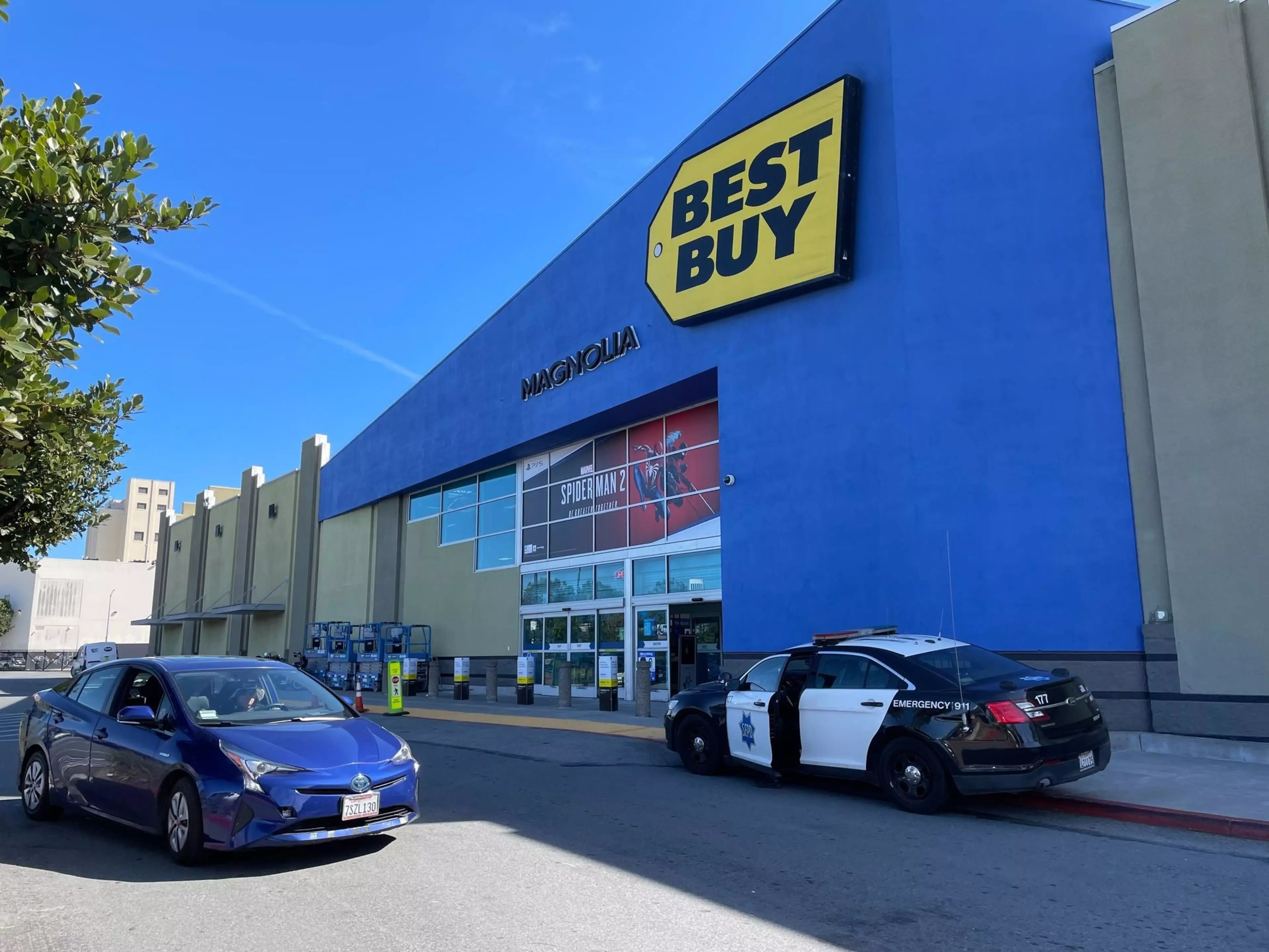Police guarding San Francisco Best Buy after rampant thefts