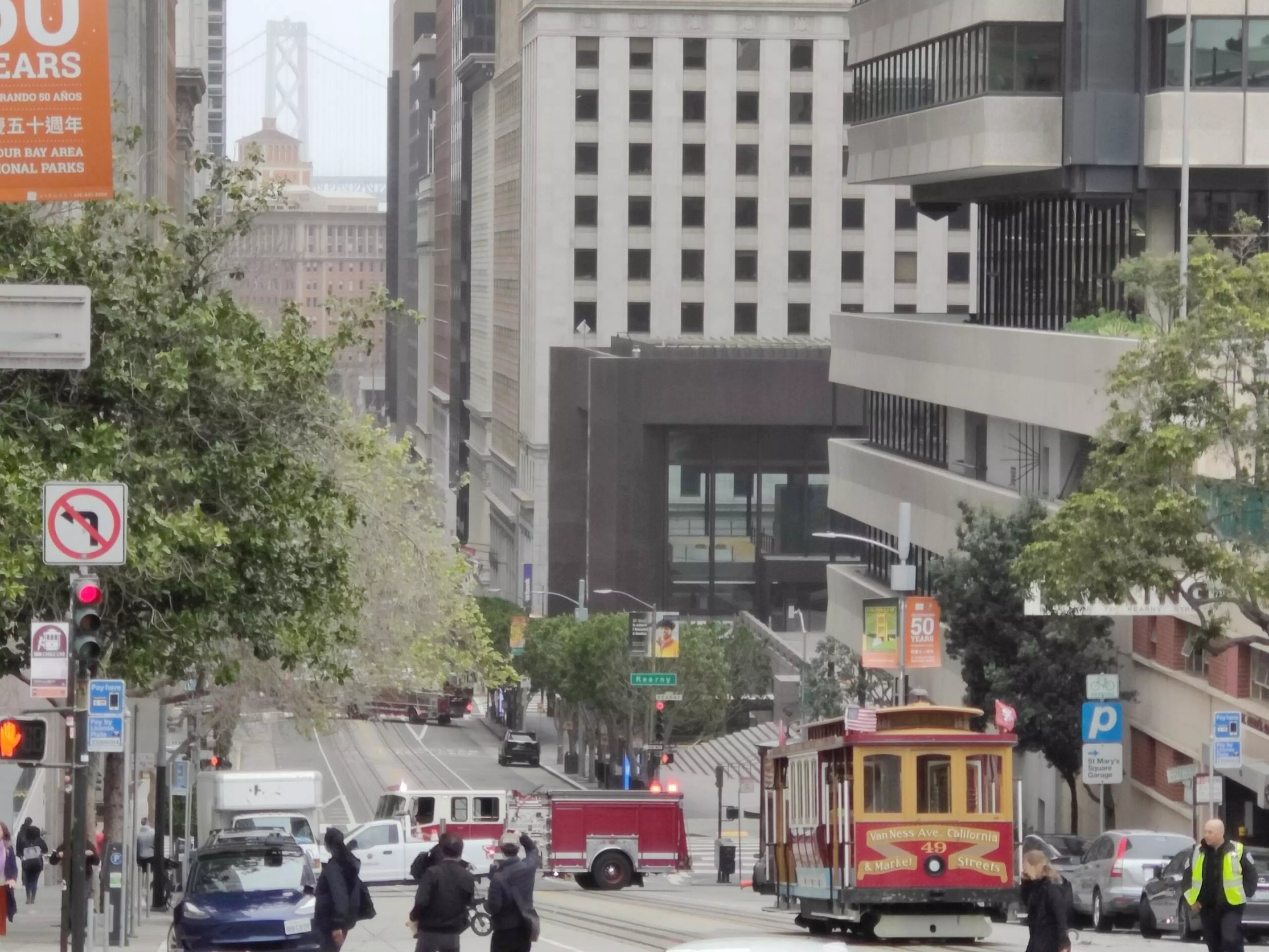 Glass falling from downtown San Francisco high-rise