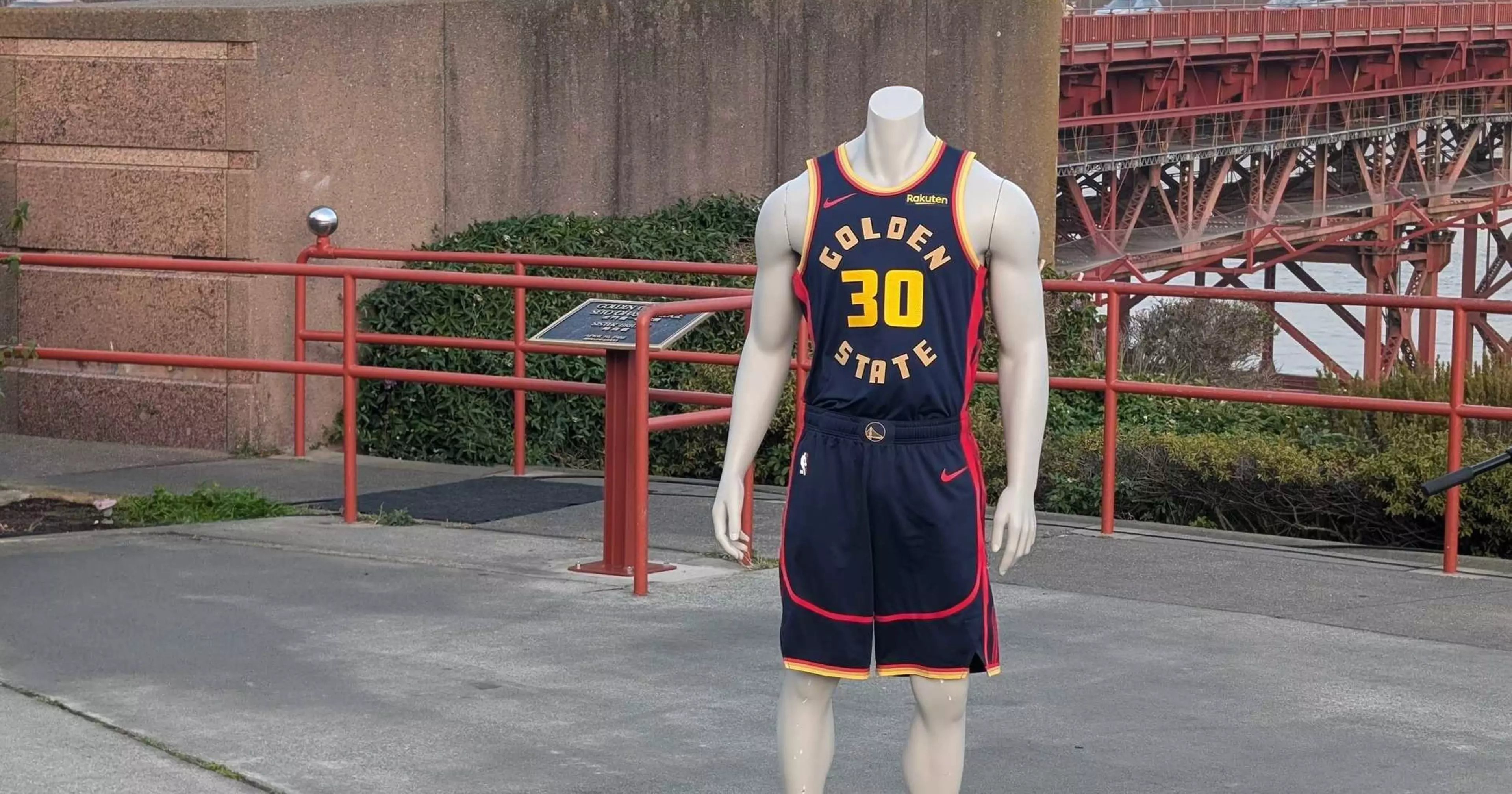 Headless mannequin unveils new Warriors uniform at Golden Gate Bridge