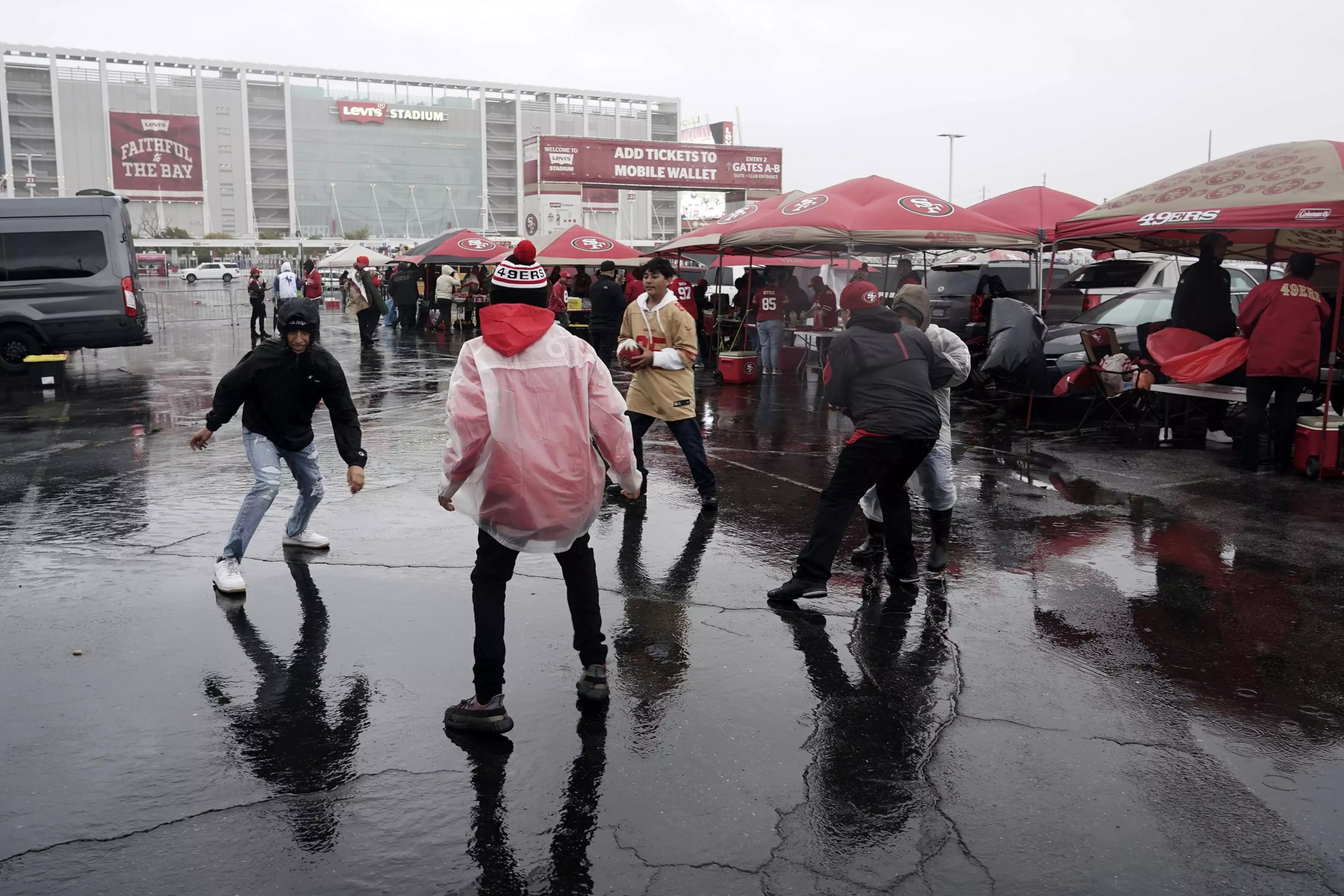 Traffic chaos, rain could dampen San Francisco 49ers playoff game at ...