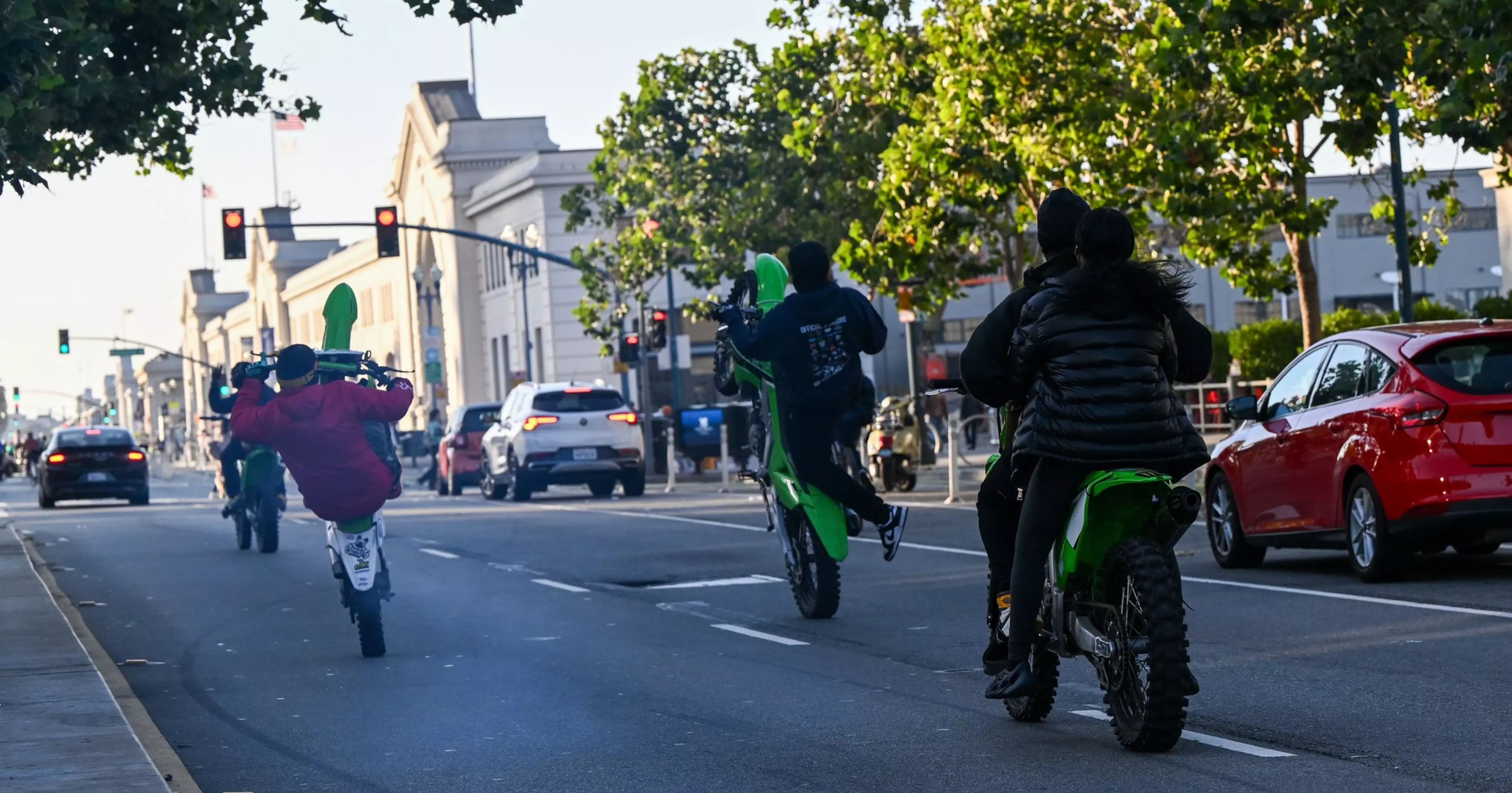 Video: ‘Hooligans’ on dirt bikes attack scooter rider on Valencia Street